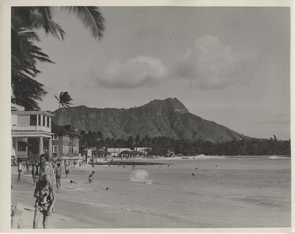The View of Diamond Head Volcano From Waikiki Beach | Patriots Point ...