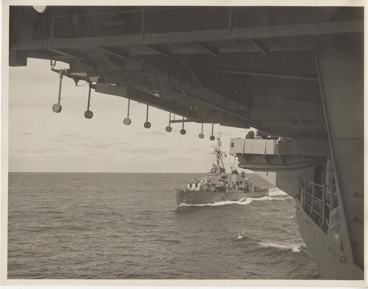 USS Yorktown (CVA-10) Refueling the USS Perkins (DD-877) | Patriots ...